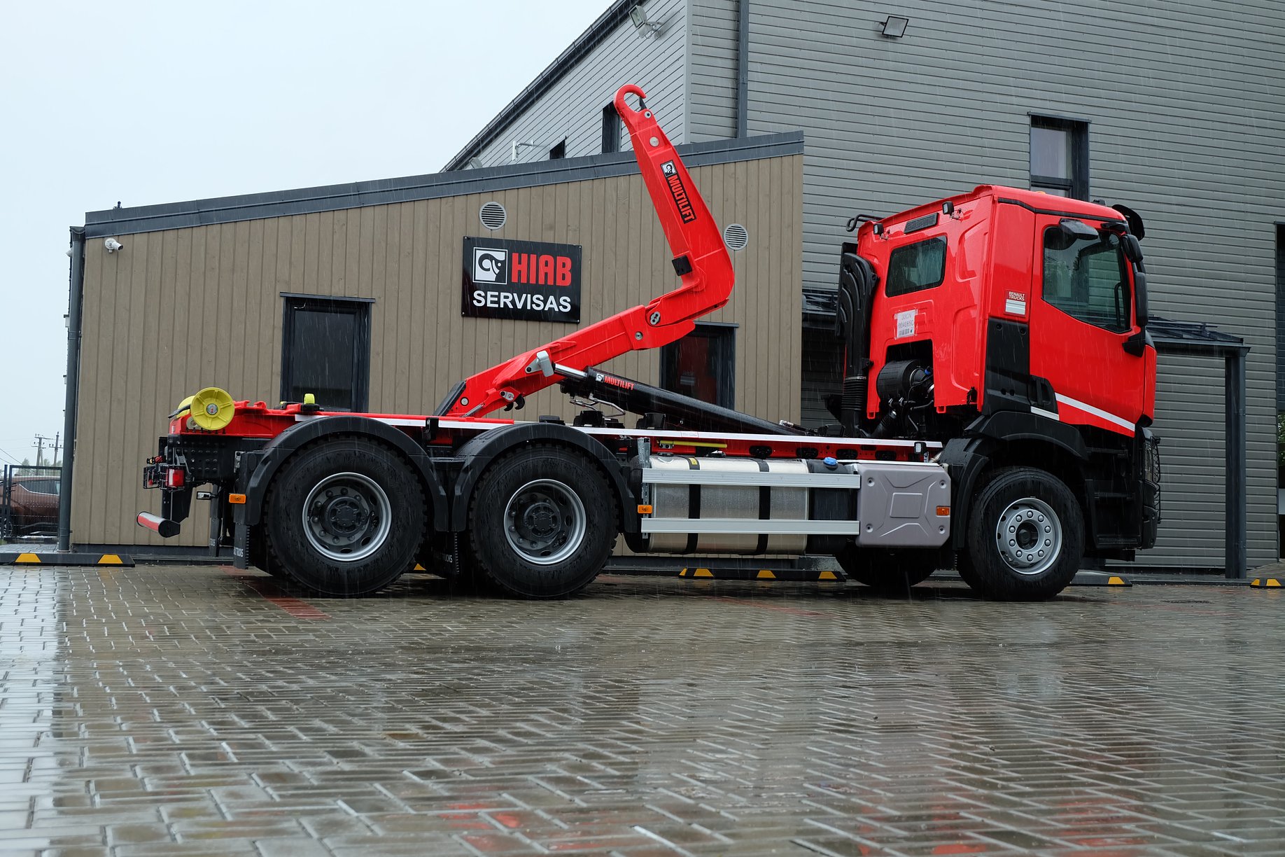 MULTILIFT HOOKLIFTS AND SKIPLOADERS - Enax